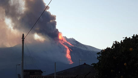 Eruzione dell'Etna, dal vulcano lava e un'alta colonna fumo