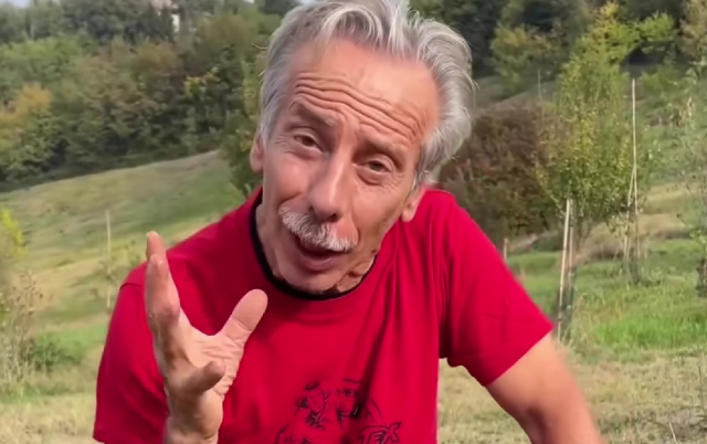 "Ecco qual è l'origine del mirto" | Il video di Giovanni Storti in ...