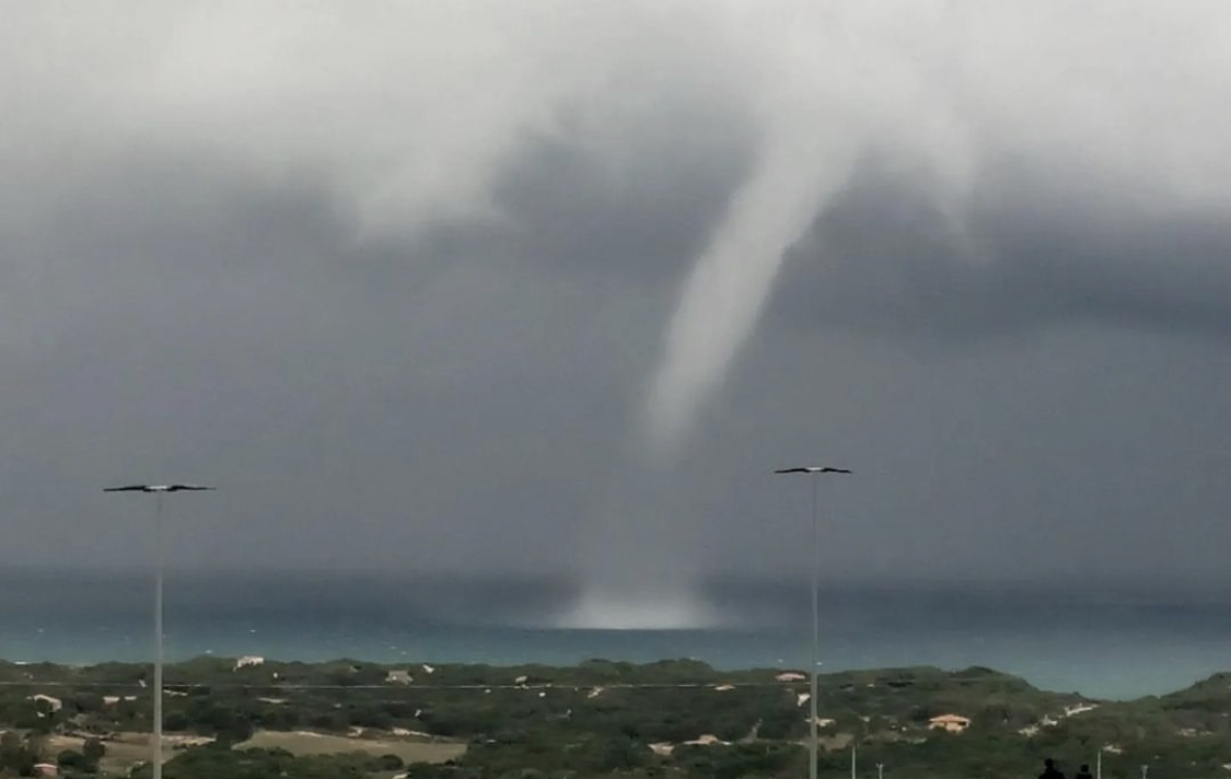 Impressionante tromba marina a Badesi: lo spettacolo impazza sui social ...