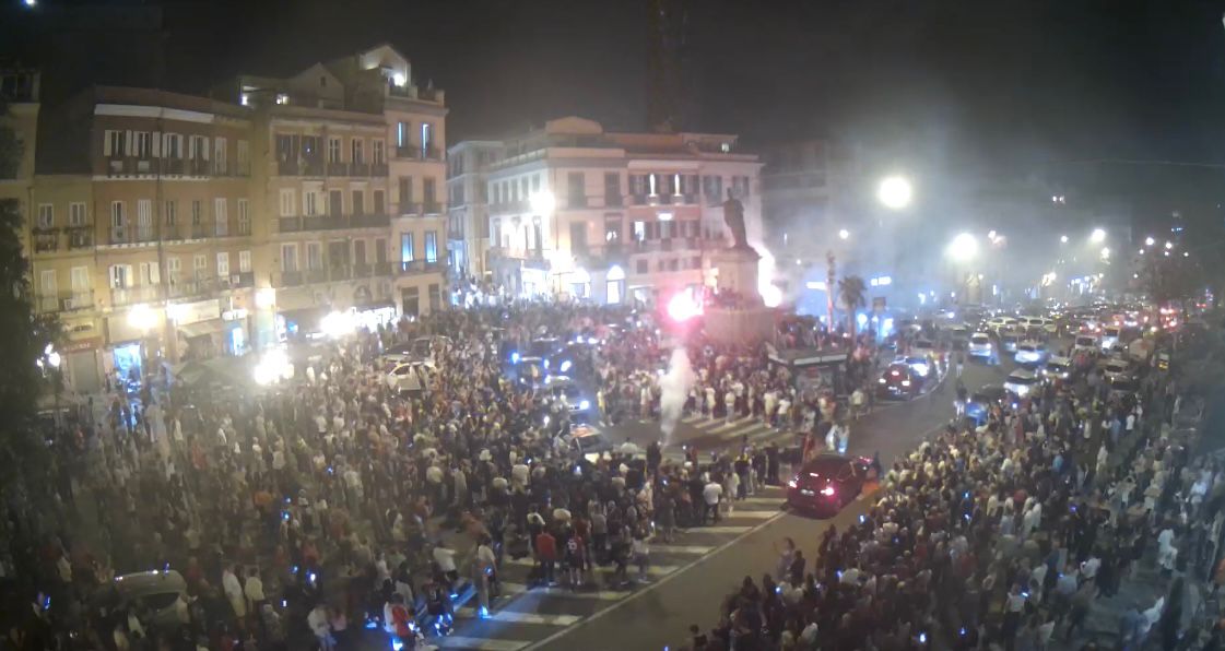Il Cagliari è in Serie A: delirio in piazza Yenne e in tutta l’isola ...