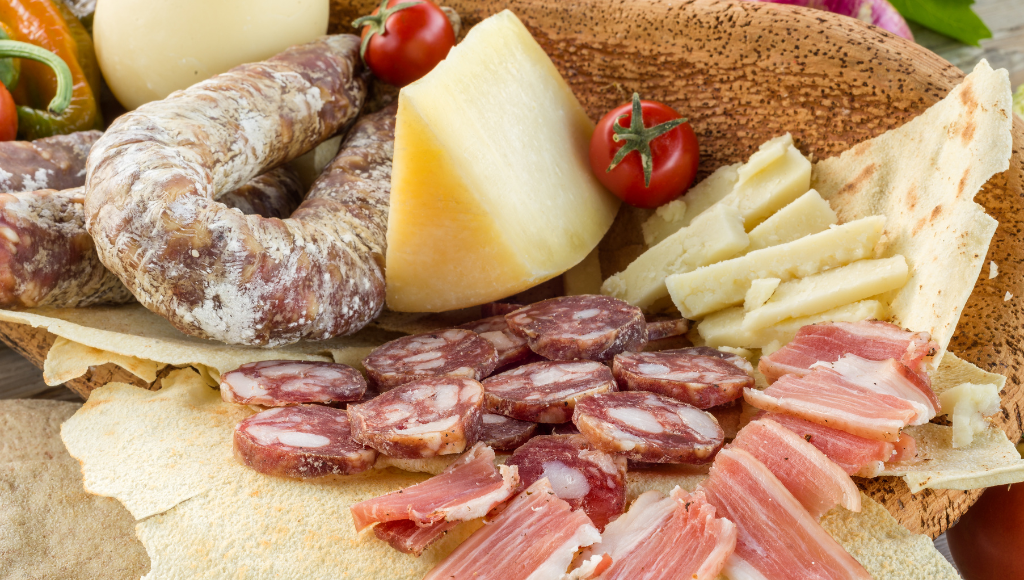 I sapori delicati e stuzzicanti della tradizione: salumi e formaggi di ...